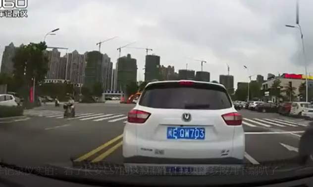 行车记录仪实拍:看了长安CS7的这波操作,我只能多按几下喇叭了