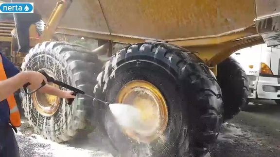 高压水枪清洗卡特矿用大卡车,整个过程看着真舒服