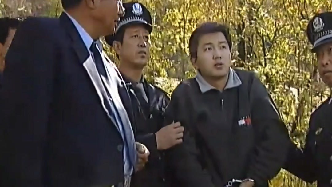犯罪分子还将枪支丢进湖里,却不知道把它扔哪警方都能找到