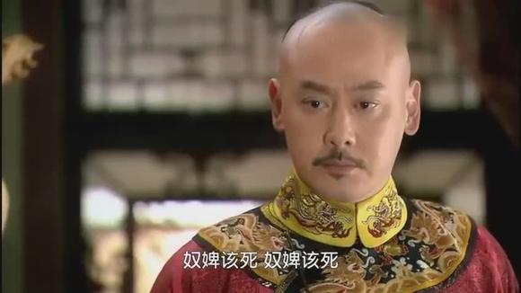 皇上来看小燕子,被误以为皇上又要打她,小燕子吓得立马逃开