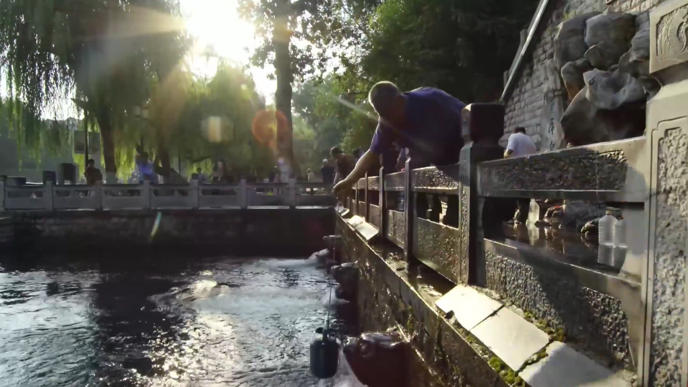 《记住乡愁第五季》 济南泉城老街——清泉垂柳 君子之风