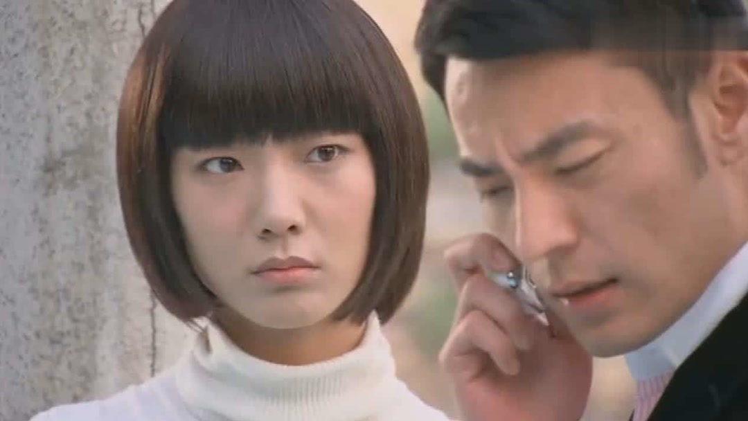 《杜拉拉升职记》正在和王伟争吵,没注意离王伟如此之近,害羞了