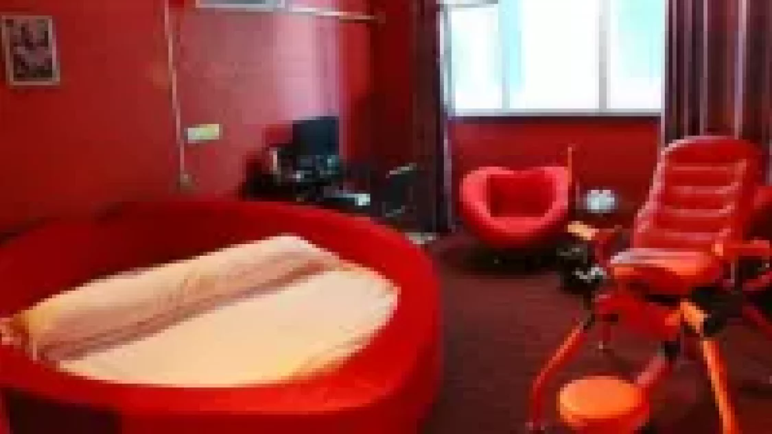 情侣房内床边的“八爪椅”是干嘛用的?酒店前台小妹:试过就懂了