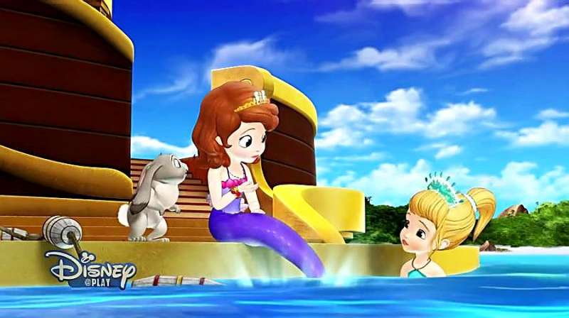 小公主苏菲亚:苏菲亚帮助小美人鱼,护身符也把她变成了美人鱼