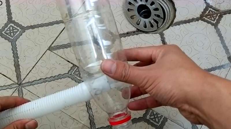 洗衣机排水管插个塑料瓶,解决了洗衣大难题,省钱又实用,真棒