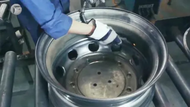 轮毂原来是这么制造的,一块钢板多道工序!开这么久的车,见过吗
