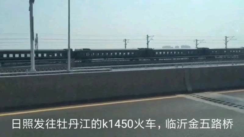 日照发往牡丹江的火车,疫情期间车上人很少座位都空着