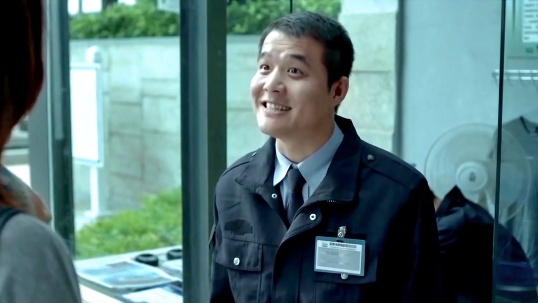 美女魅力太出众,小区保安眼睛看直了