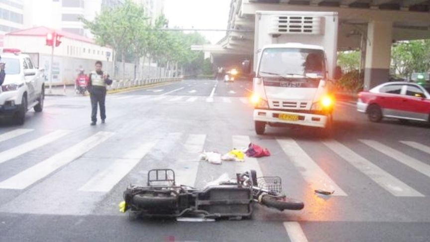 电动车不顾红灯强行过马路,被卡车撞飞十几米远后身亡