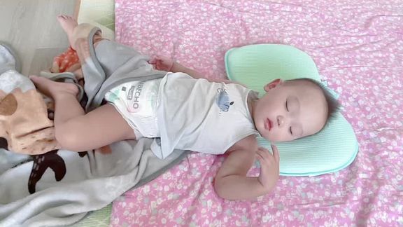 宝宝特别喜欢这款枕头 舒适透气 长时间按压曲折都不会变形