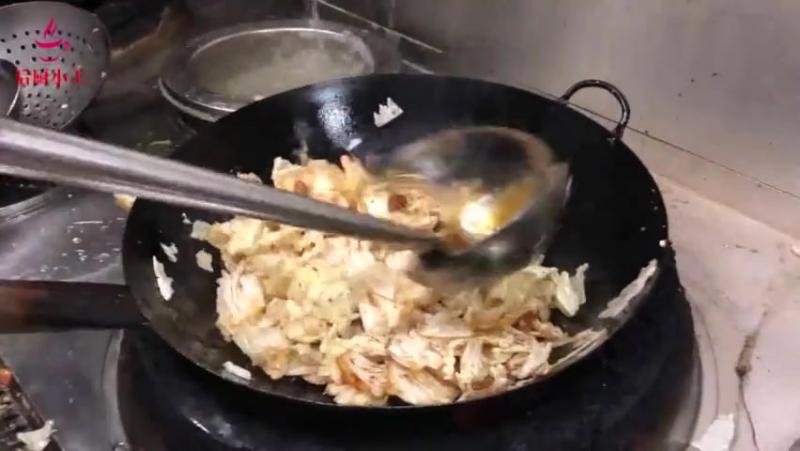 月薪13000酒店大厨,表演正确的颠锅姿势,年轻人真要学学!