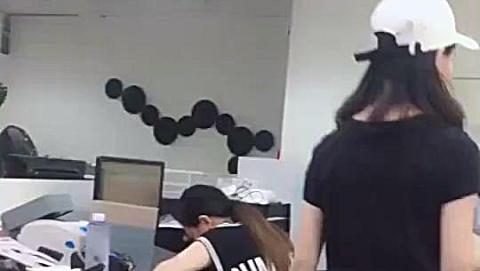 偷偷把同事的无线键盘换掉, 她的反应太可爱了 哈哈哈