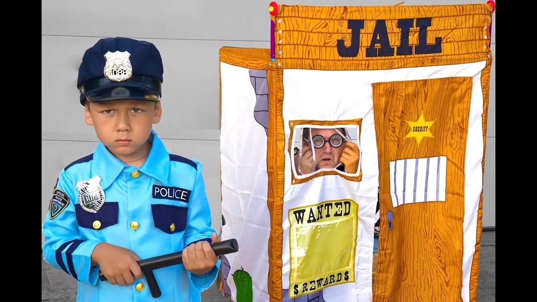 角色扮演!萌宝的警车车轮坏了!小正太想到了新方法!