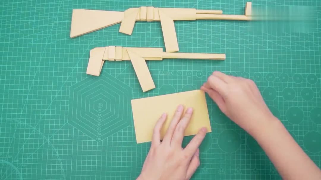真正简单又仿真的AK47折纸枪模型,拿到成品后爱不释手
