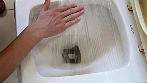 马桶堵了不要急, 只要一张保鲜膜就可以轻松疏通马桶, 很实用