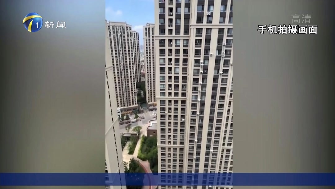 险!女子无防护站33楼外徒手擦玻璃