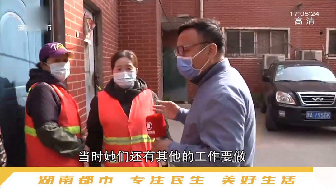 点赞!男子把10万现金当成垃圾扔掉,清洁工捡到后如数归还