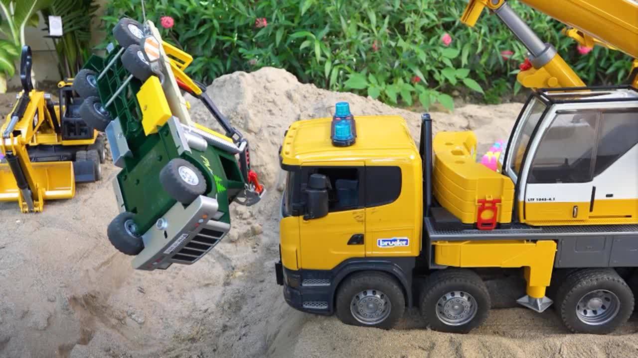 少儿早教:吊车救援事故运输车、工程车铺建积木桥梁!