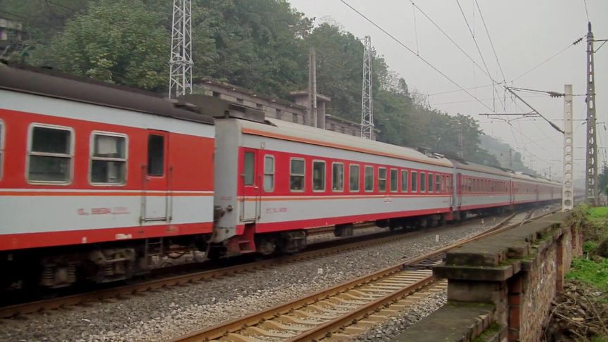 2011年12月 重庆——昆明K167次列车通过小南海 本务机车SS3