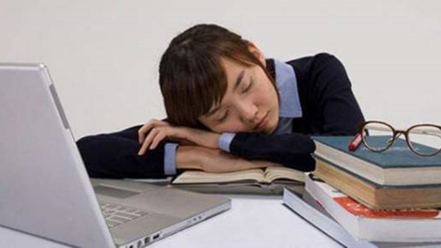 每天午睡30分钟,不仅工作事半功倍,这些好处也会不请自来