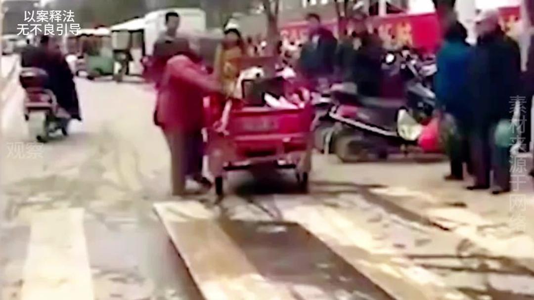城管收走老奶奶推车与纸板,导致城管2人受伤#真实事件 #纪实故事
