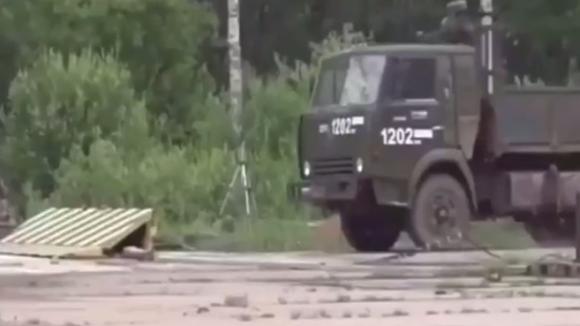 军用卡车遇减速带迅速解体