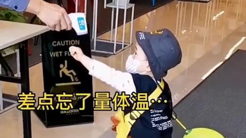 带宝宝去商场很自觉的量体温,看到电子体温计就走不动路,量好几遍才...