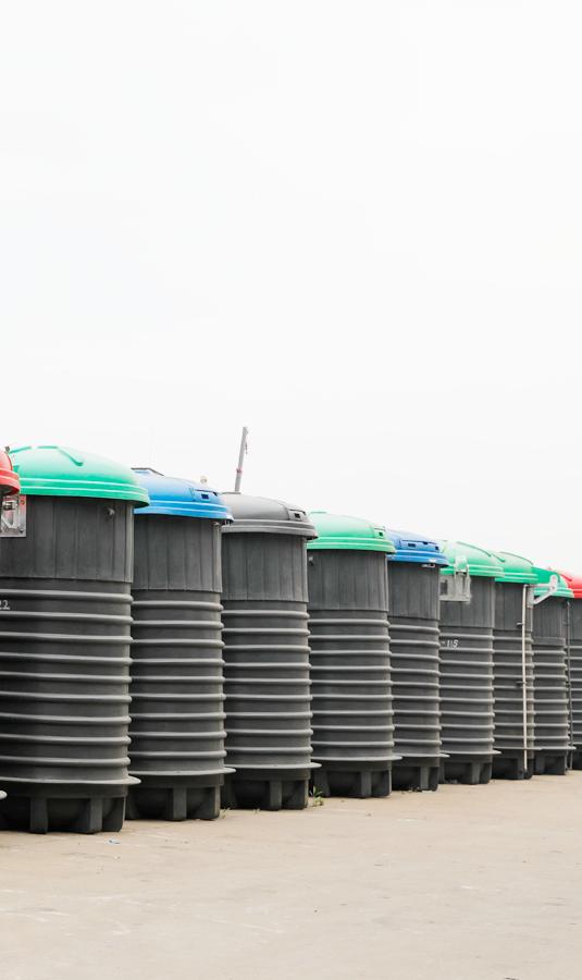 环保型深埋式垃圾桶:采取西方发达国家的成熟技术设计而成的填埋式...