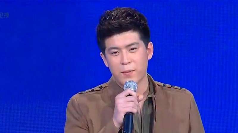 男嘉宾被女嘉宾要求一起走模特步,孟非:不如乐嘉和男生走得好!