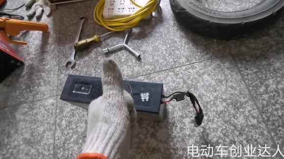 锂电池电动车行驶途中突然没电怎么办?不用推车一根铁丝搞定问题