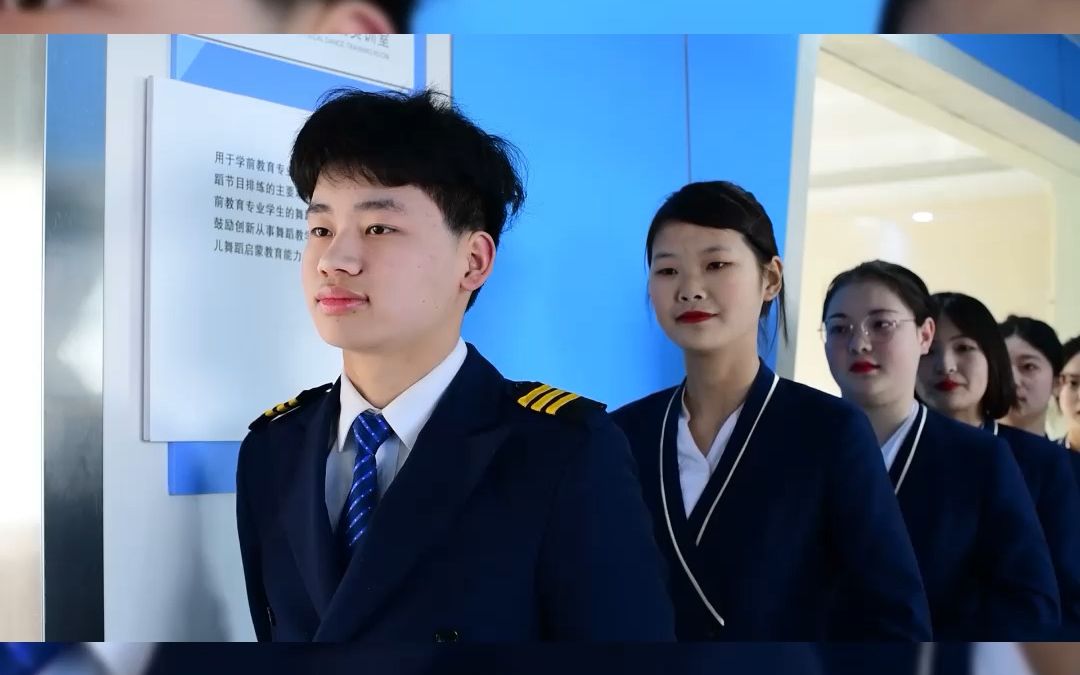 ...电脑学校~欢迎大家报读重庆新华电脑学校高级乘务与商务行政管理...