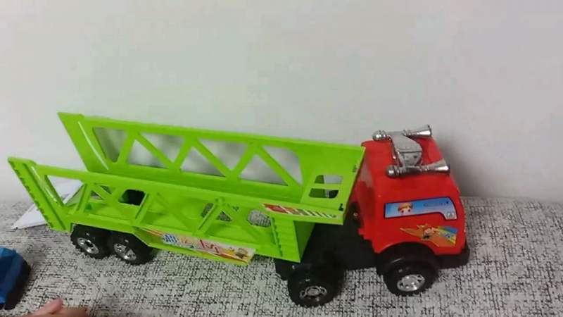 赛车总动员之把两个工程车从大玩具车上卸下来