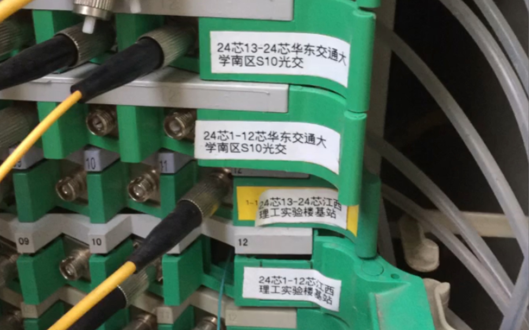 实拍路边开着门的光交换机