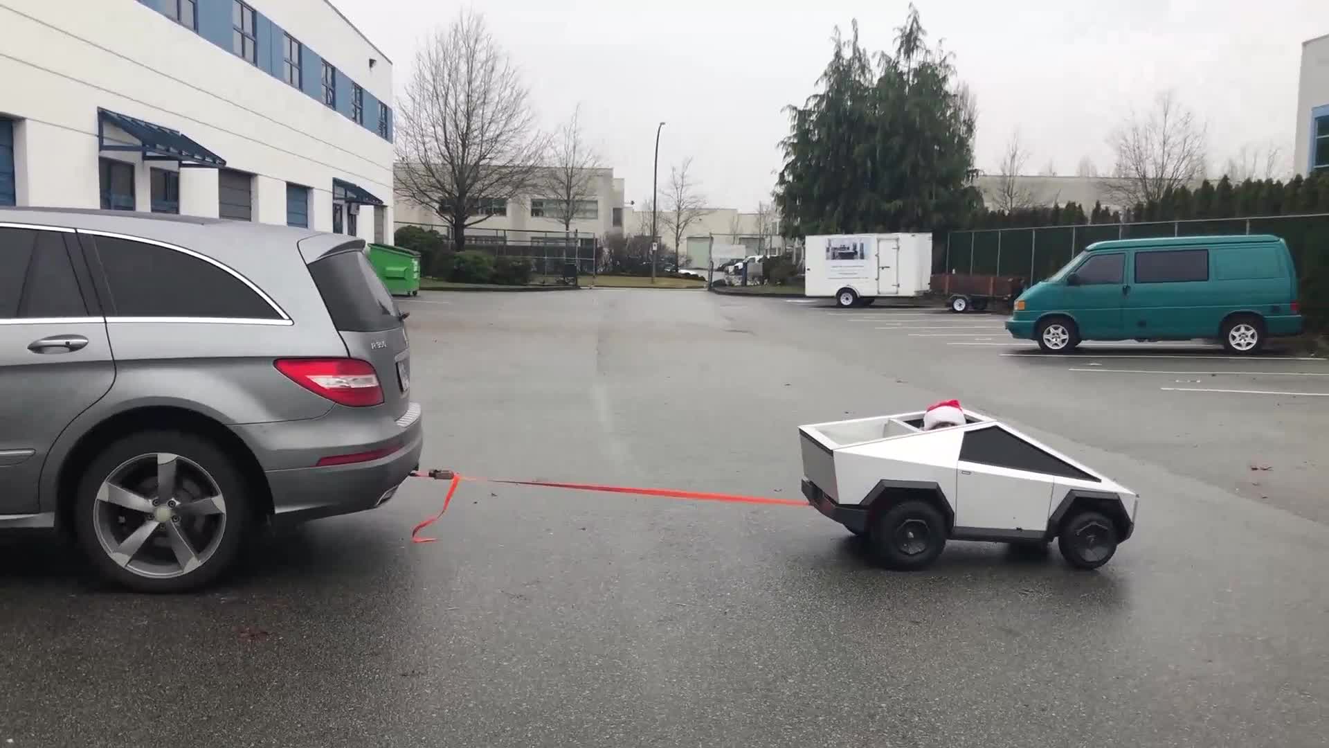 迷你版的特斯拉皮卡车果然蛮力无穷