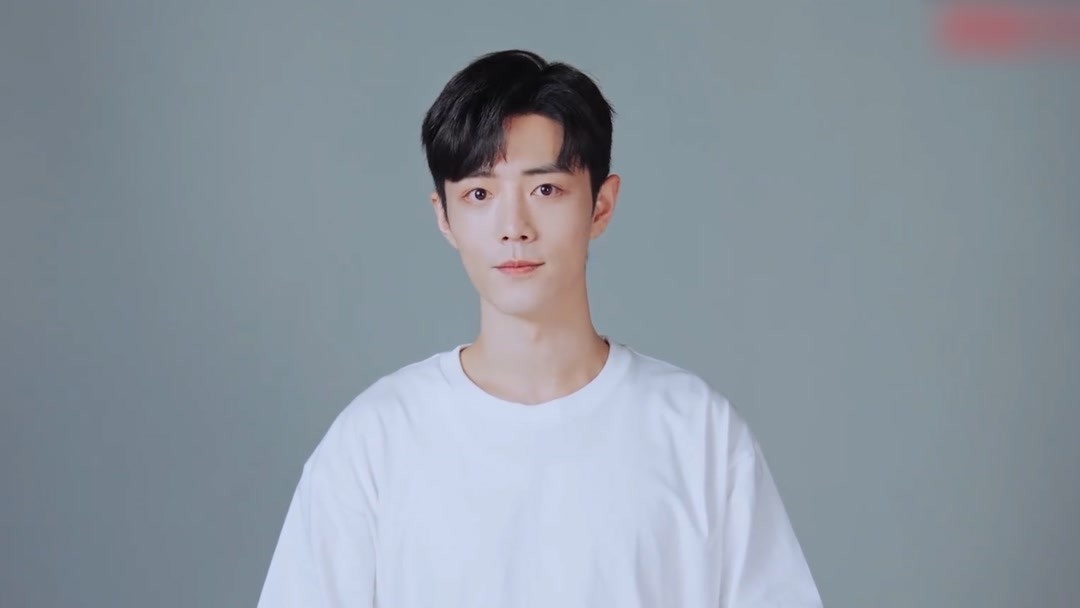 肖战获微博视界年度表现力演员后晒自拍 戴眼镜比耶超帅气