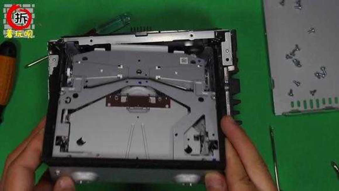 拆解CD机看看制造技术,拆解CD机结果悲剧了,CD机变成一堆铁片
