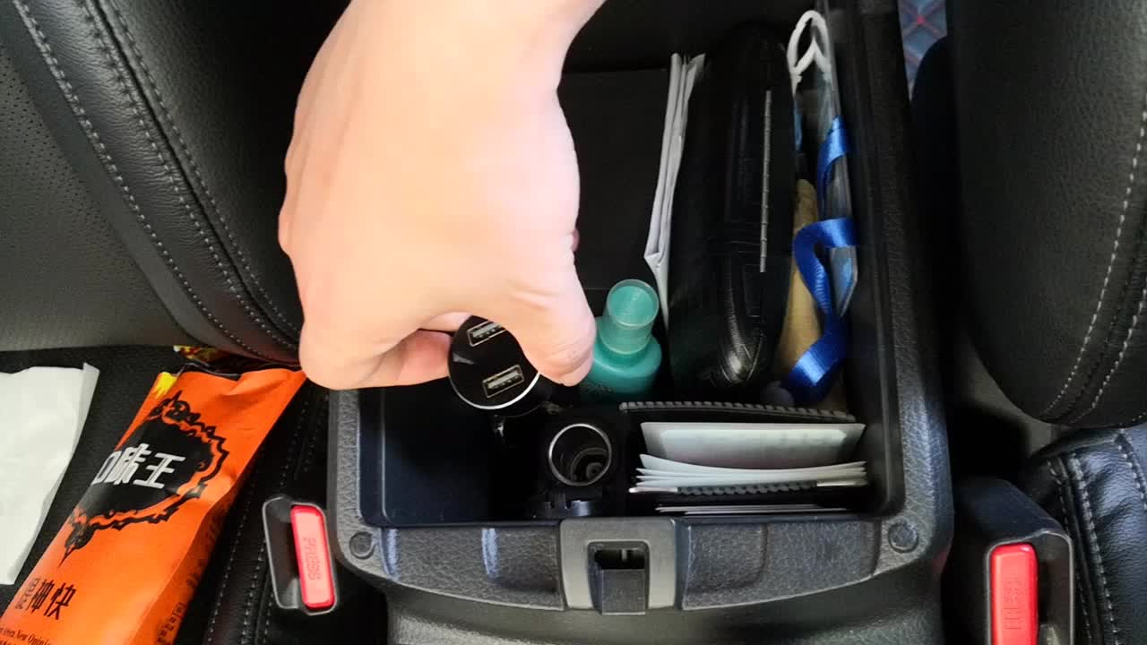 新买的车载充电器插在车上不会亮灯,插在皮卡车上就会亮。我自己...