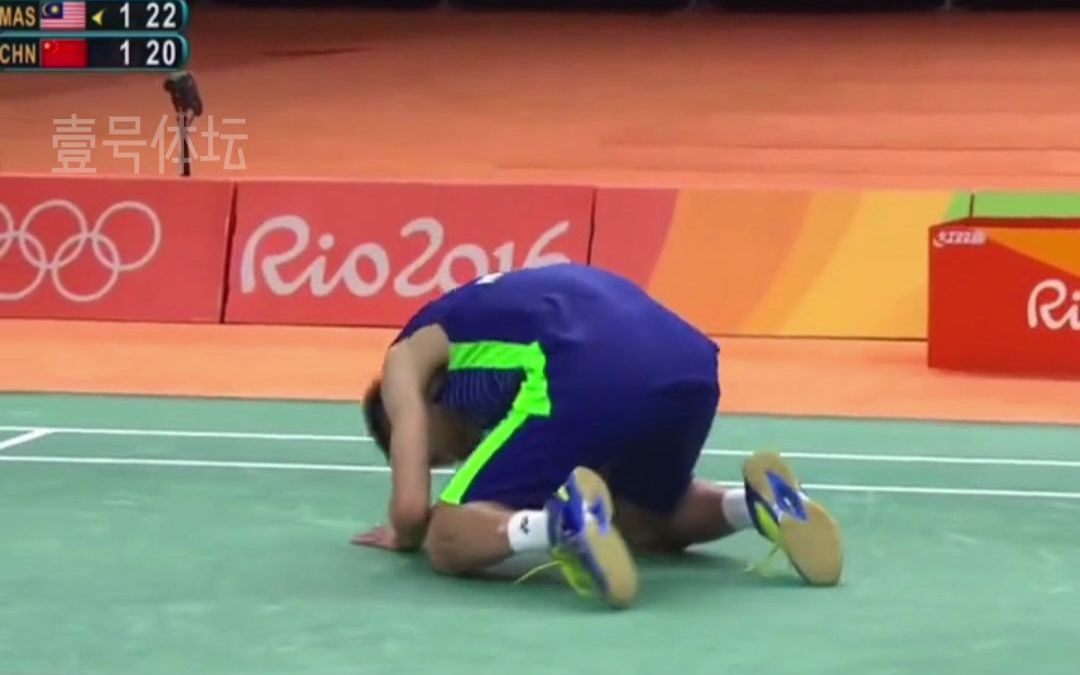 里约奥运李宗伟战胜林丹喜极而泣!赛后两人互换球衣的一幕太感人了!