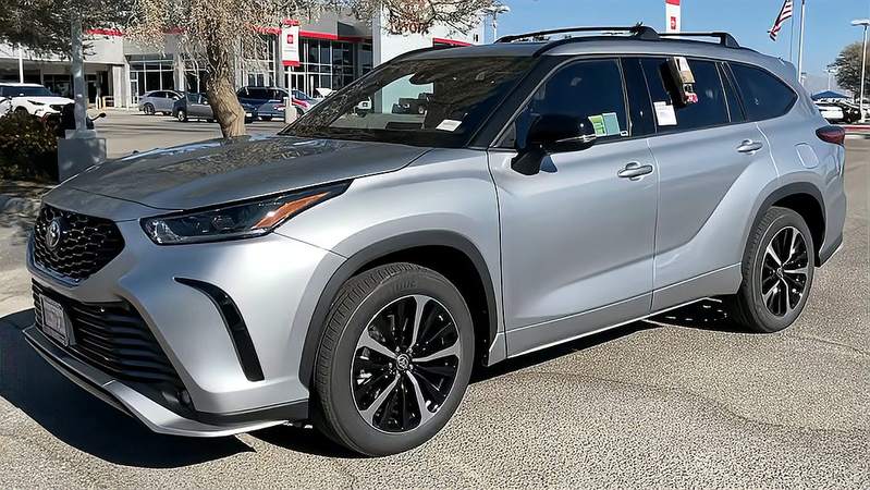 第一视角体验2022款丰田皇冠陆放,配置再升级,值不值得买自己看