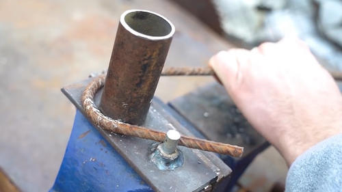 老外自制原始钢筋卷弯机,一指粗的钢筋纯靠手掰,不怕崩脸上?