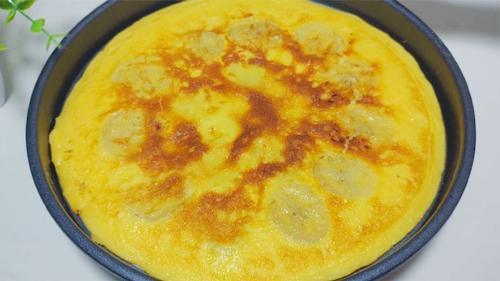 一根香蕉两个鸡蛋,竟然能做出美味的香蕉鸡蛋饼,软糯香甜超简单