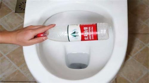 马桶堵了别着急！只需用一个塑料瓶，轻松疏通不花钱，太厉害了