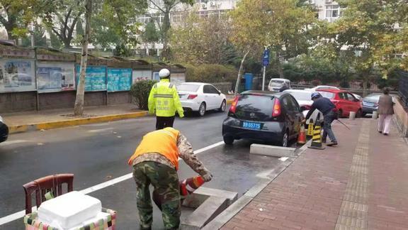 壹点帮办|僵尸车、锥形帽等霸道免费车位,帮办联合多部门清理