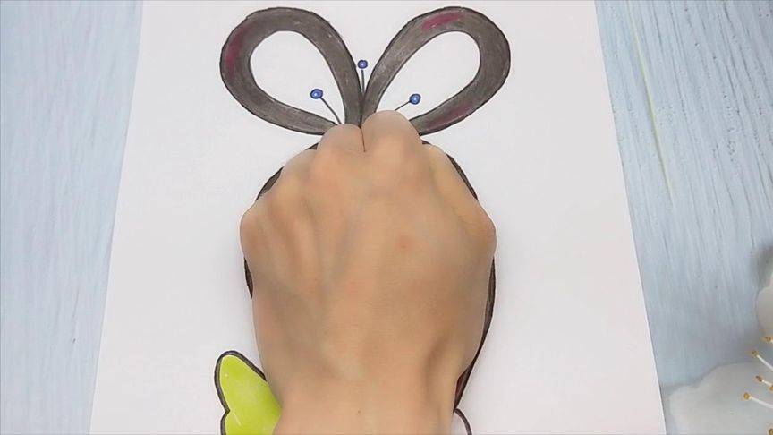 用手掌放在一张纸手绘蓝孔雀仙子,简单可爱手势图,女孩子很喜欢