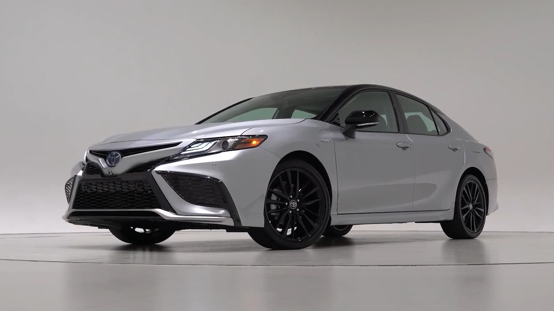 小改款到底改在哪里?2021款丰田凯美瑞现车实拍