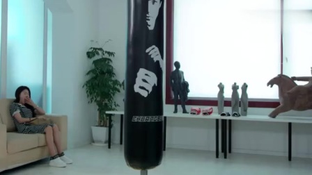 美女在医院做心理咨询,不料竟当场打起了拳击,旁人顿时看呆了