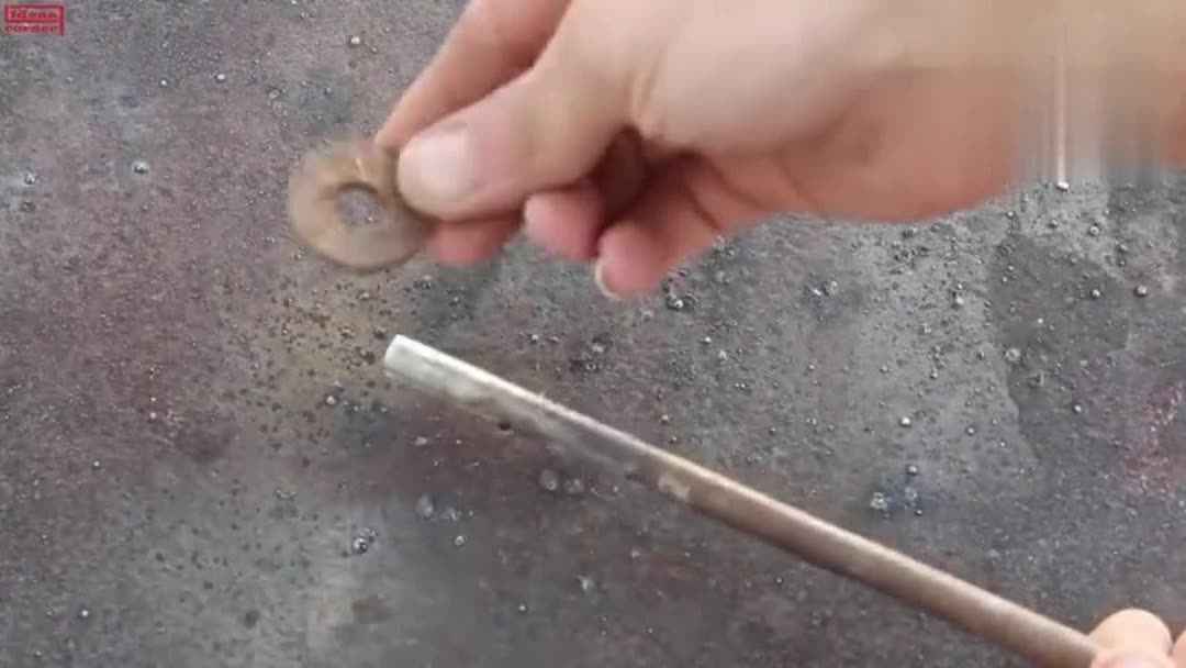 缠水管不用钳子,师傅偏偏要自制一把工具,那效果如何呢