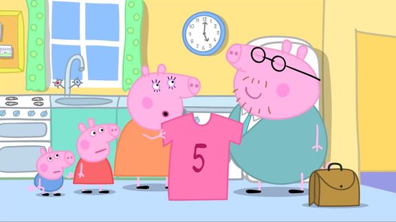 小猪佩奇:衣服快洗完了,猪妈妈才发现,洗衣机里发生怪事了!