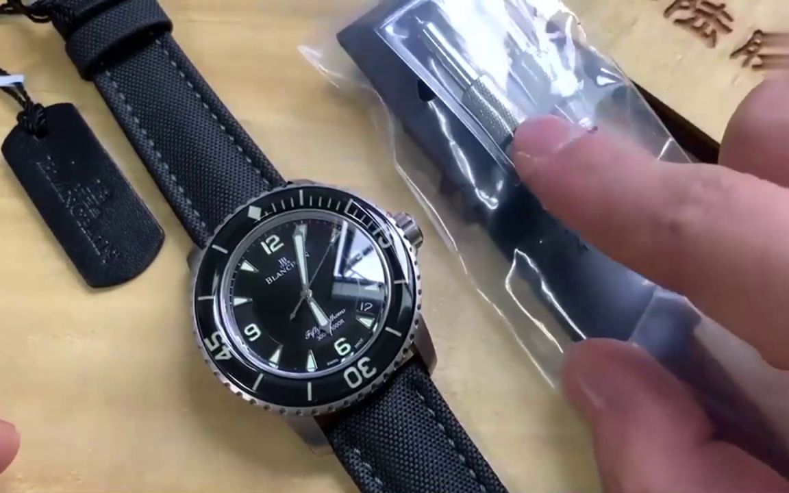 ...对表价格ZF_宝珀五十噚系列50寻_钛金属表壳为什么不配鳄鱼皮表带