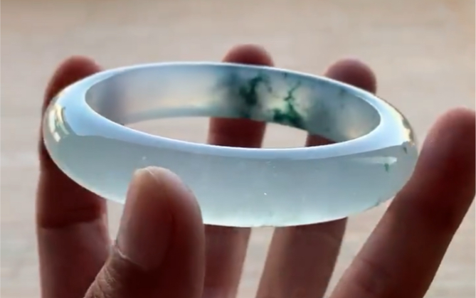 手镯鉴赏《冰种飘花翡翠手镯》